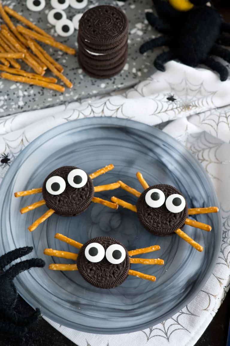 Spider Oreos -EASY Halloween cookies for kids!