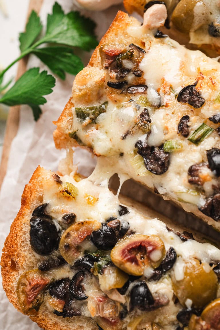 Cheesy Olive Garlic Bread - Easy to make, full with flavor!